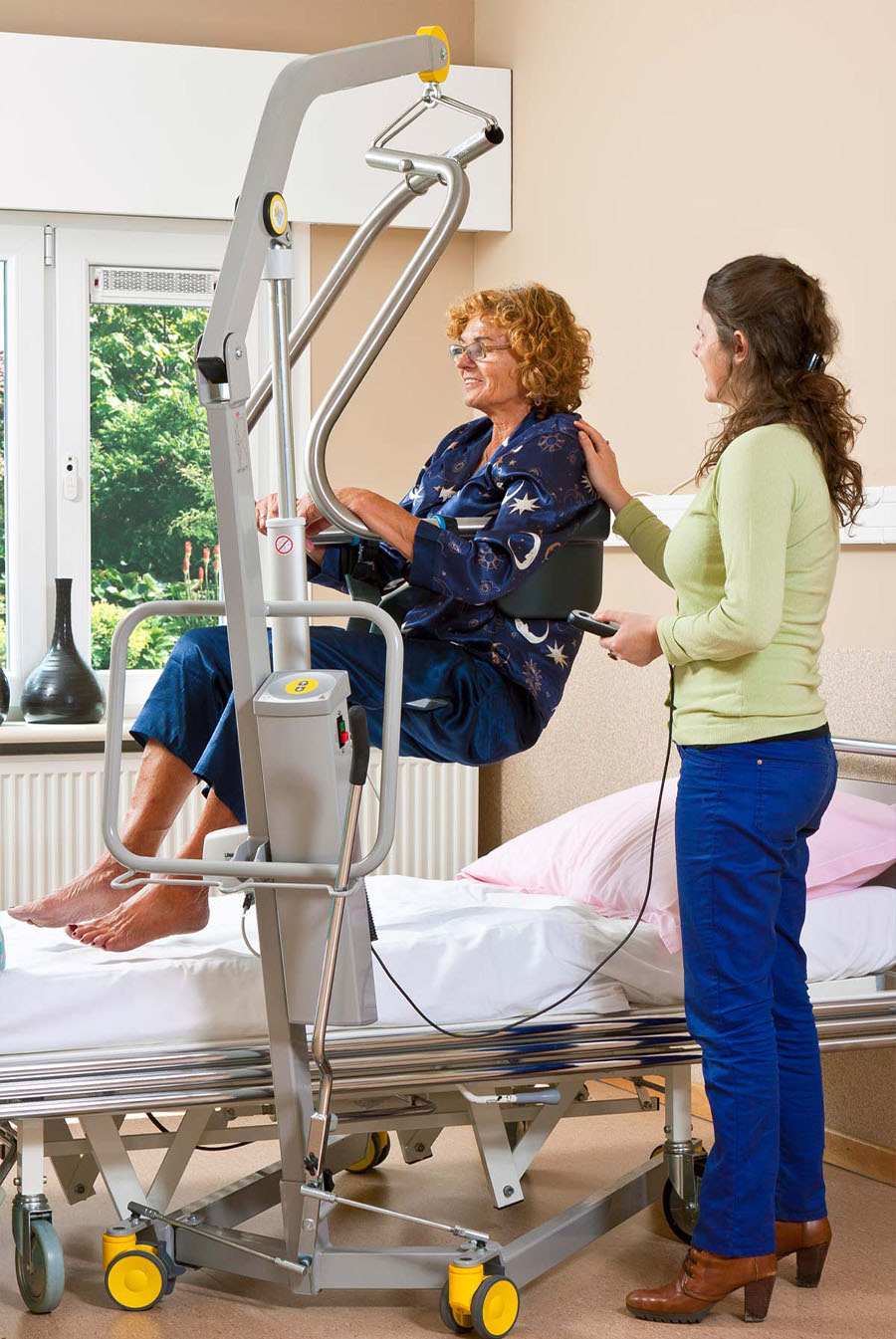 Tillen met de Maxi verrijdbare tillift met tildoek - Tiltechniek Waalwijk