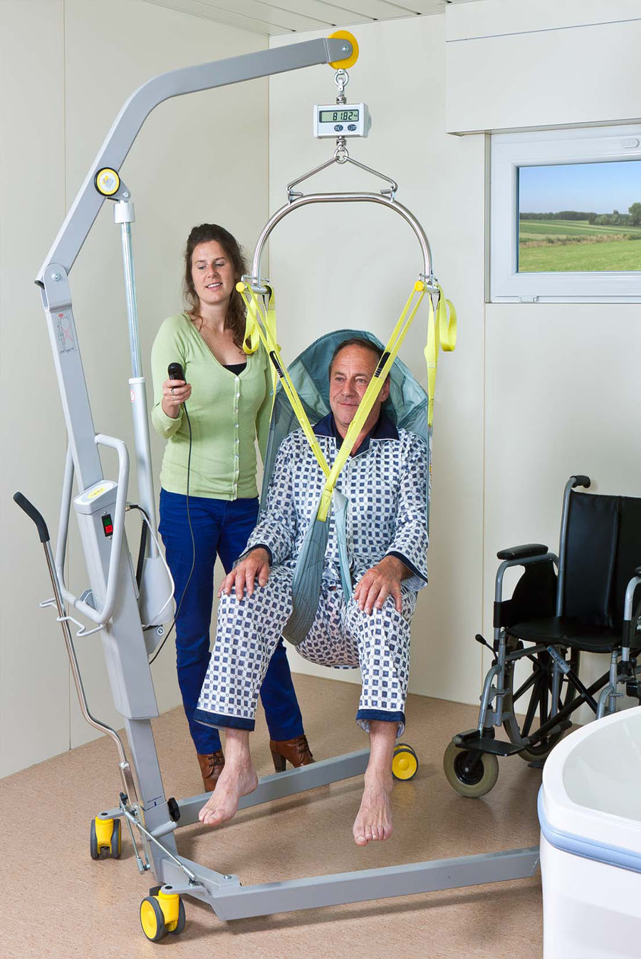 Tillen met de Maxi verrijdbare tillift met tildoek - Tiltechniek Waalwijk